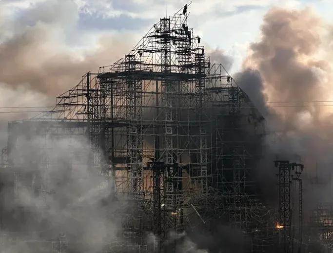 Fire Engulfs Tomorrowland Main Stage—But The Beat Refuses To Stop | Hit ...